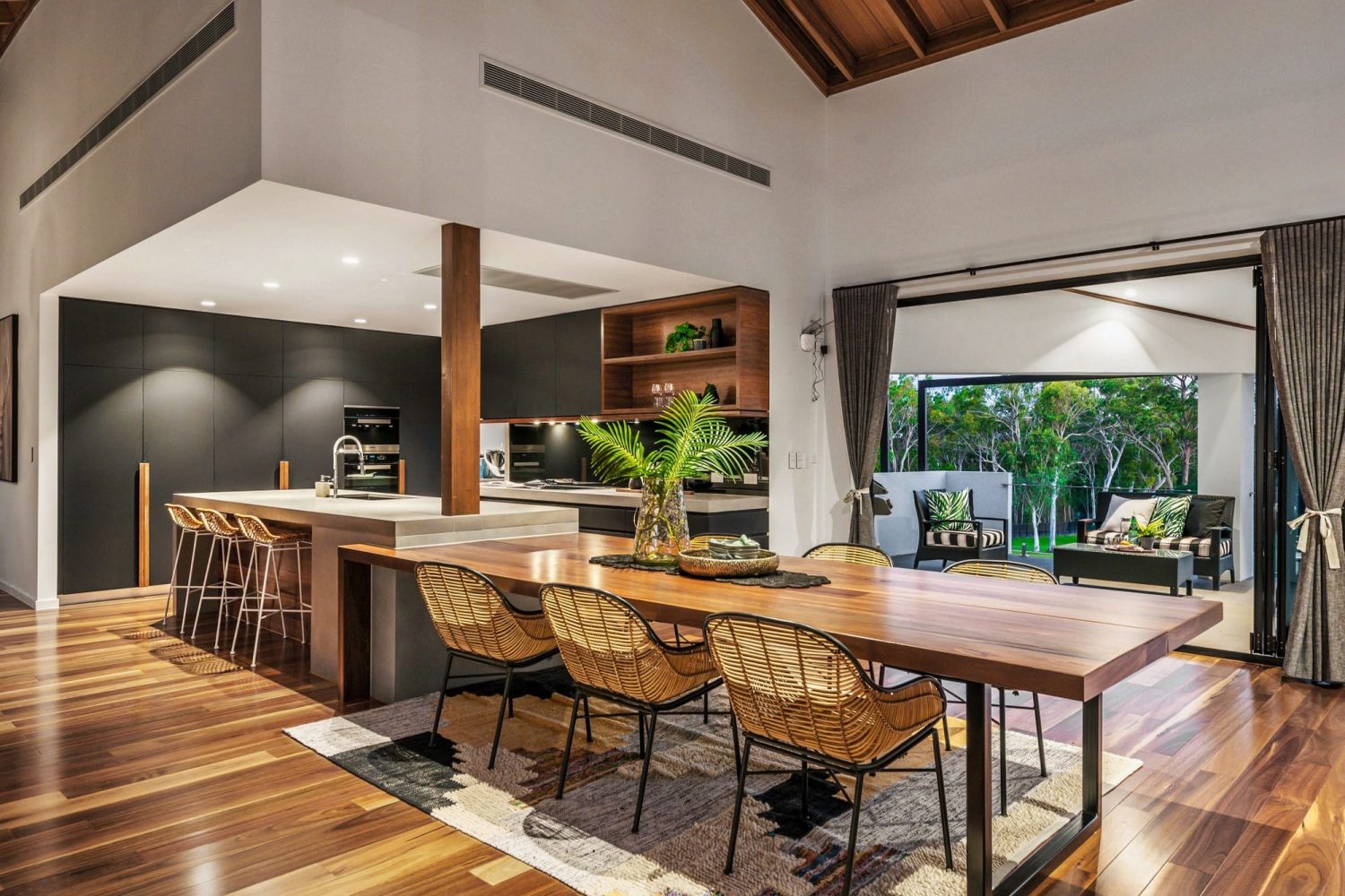 London - Base Architecture